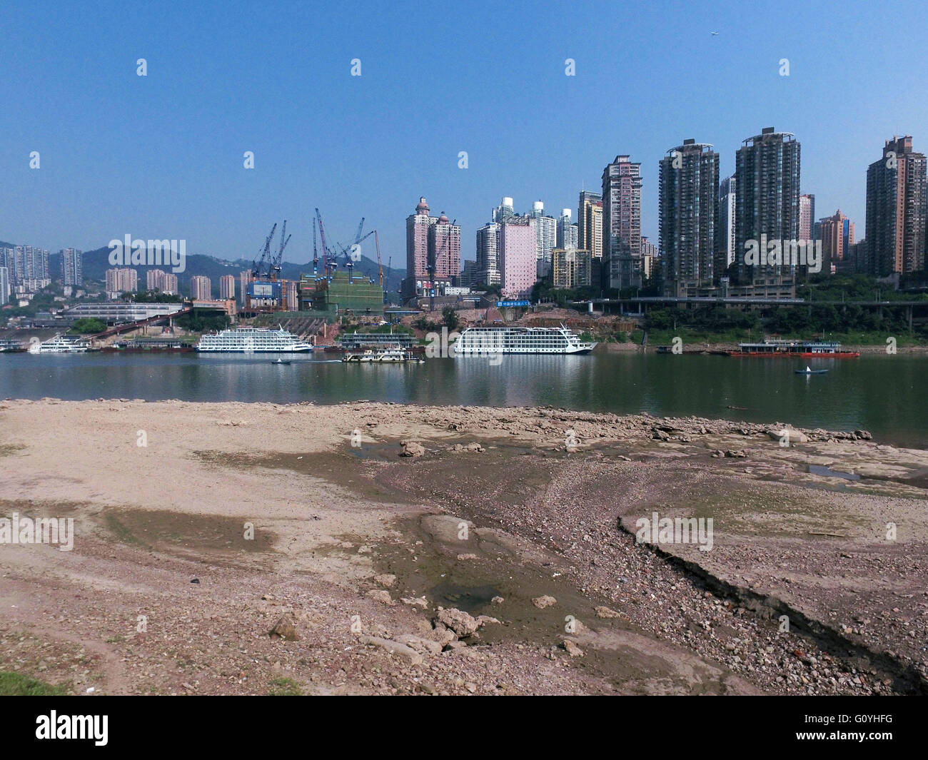 The qiansimen jialing river bridge hi-res stock photography and images ...