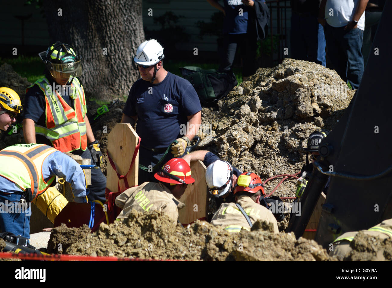 Fire people helping others hi-res stock photography and images - Alamy