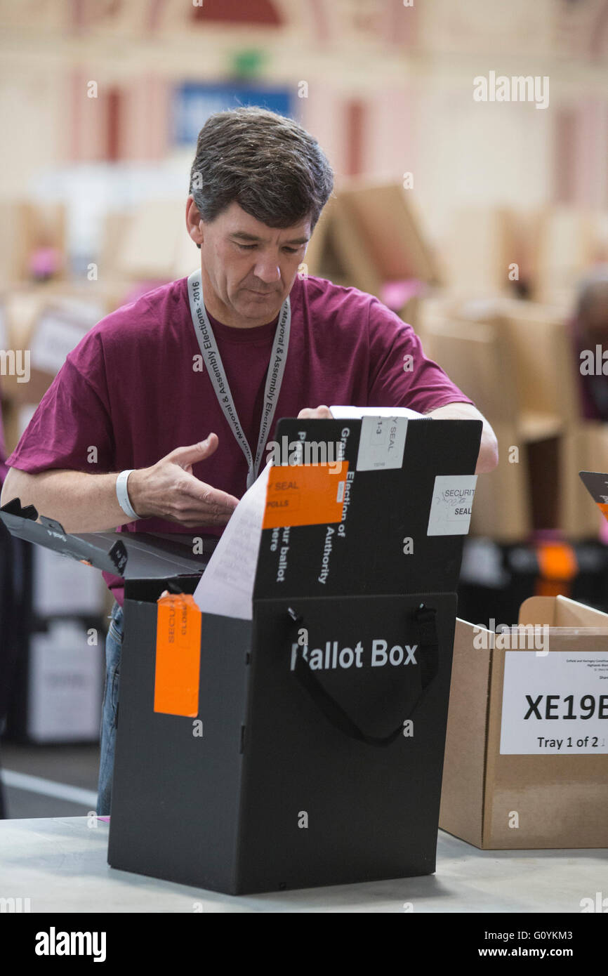 Counting of ballot papers hi-res stock photography and images - Alamy