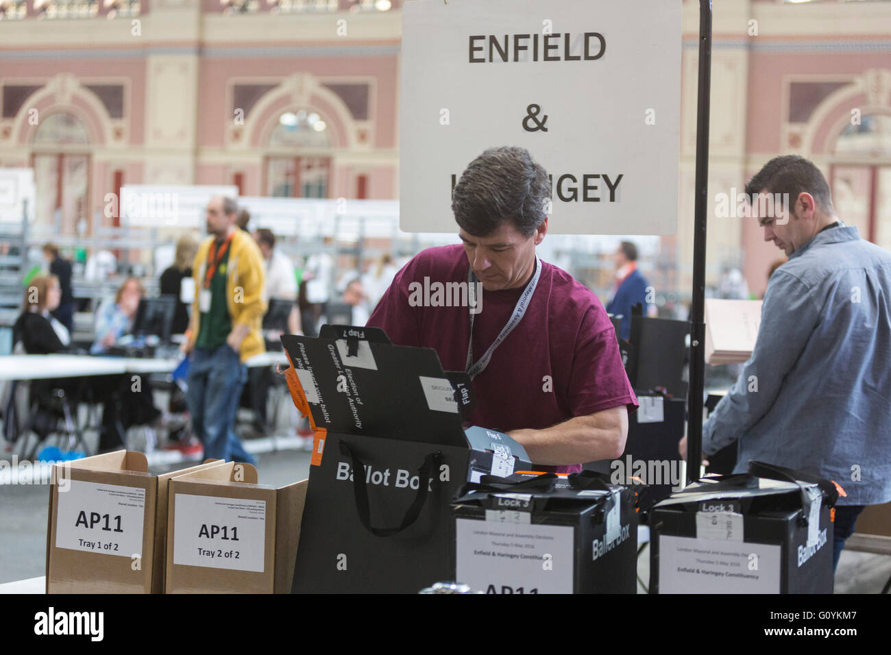 Counting of ballot papers hi-res stock photography and images - Alamy