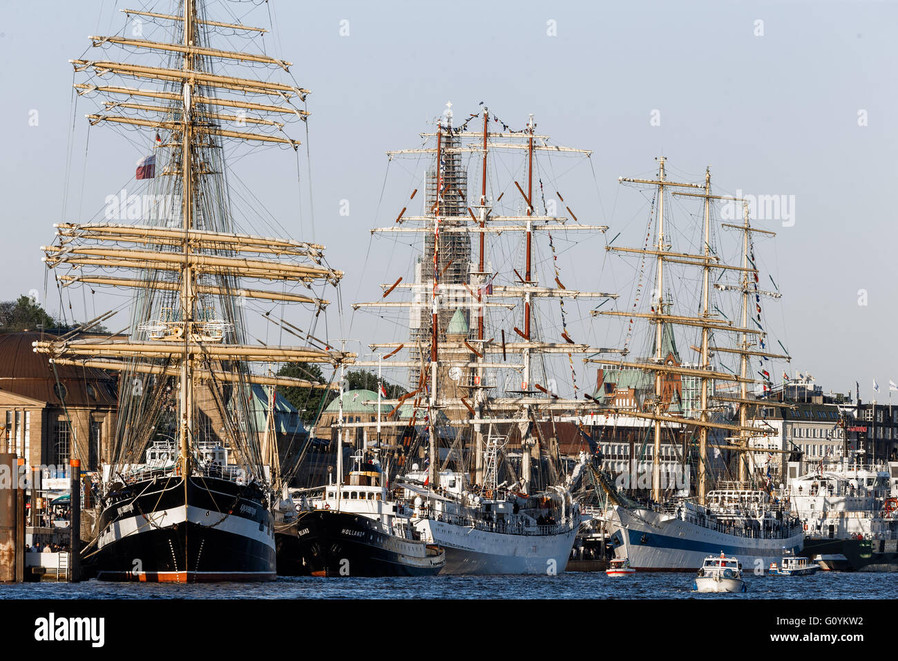 Hamburg, Germany. 05th May, 2016. Ships at the landing bridge during ...