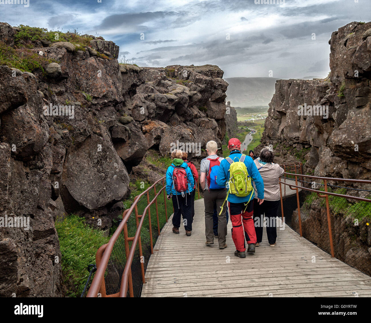 Southwest Iceland, Iceland. 4th Aug, 2015. Tourists walk on a bridge ...