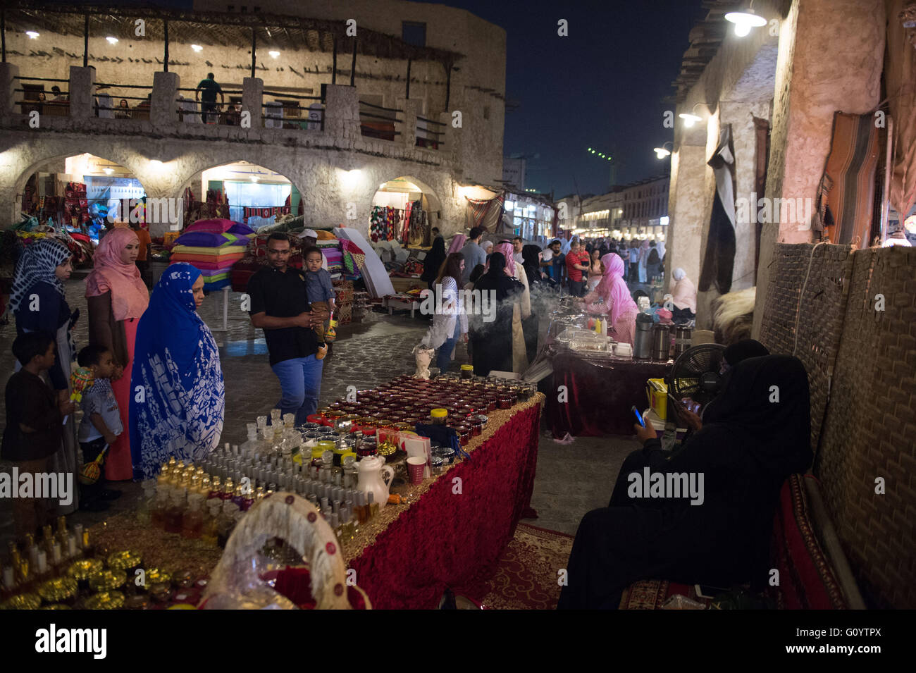 Night food market doha hi-res stock photography and images - Alamy