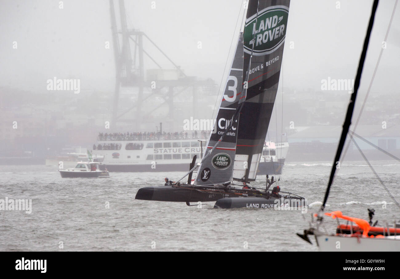 Land rover bar hi-res stock photography and images - Alamy