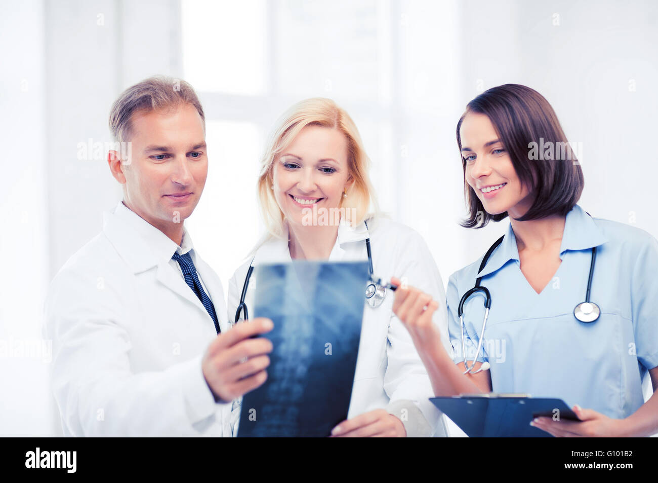 doctors looking at x-ray Stock Photo - Alamy