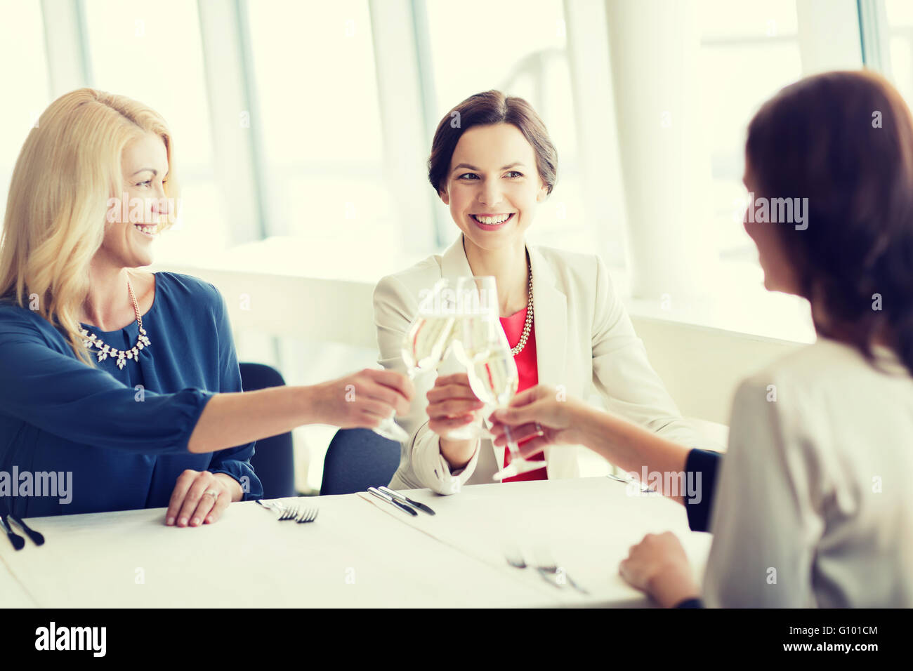 Girls drinking champagne hi-res stock photography and images - Alamy