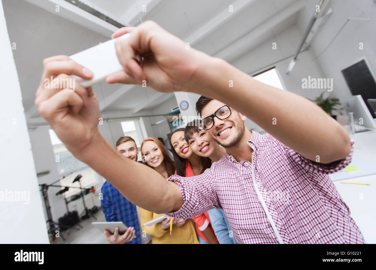 Group selfie office hi-res stock photography and images - Alamy