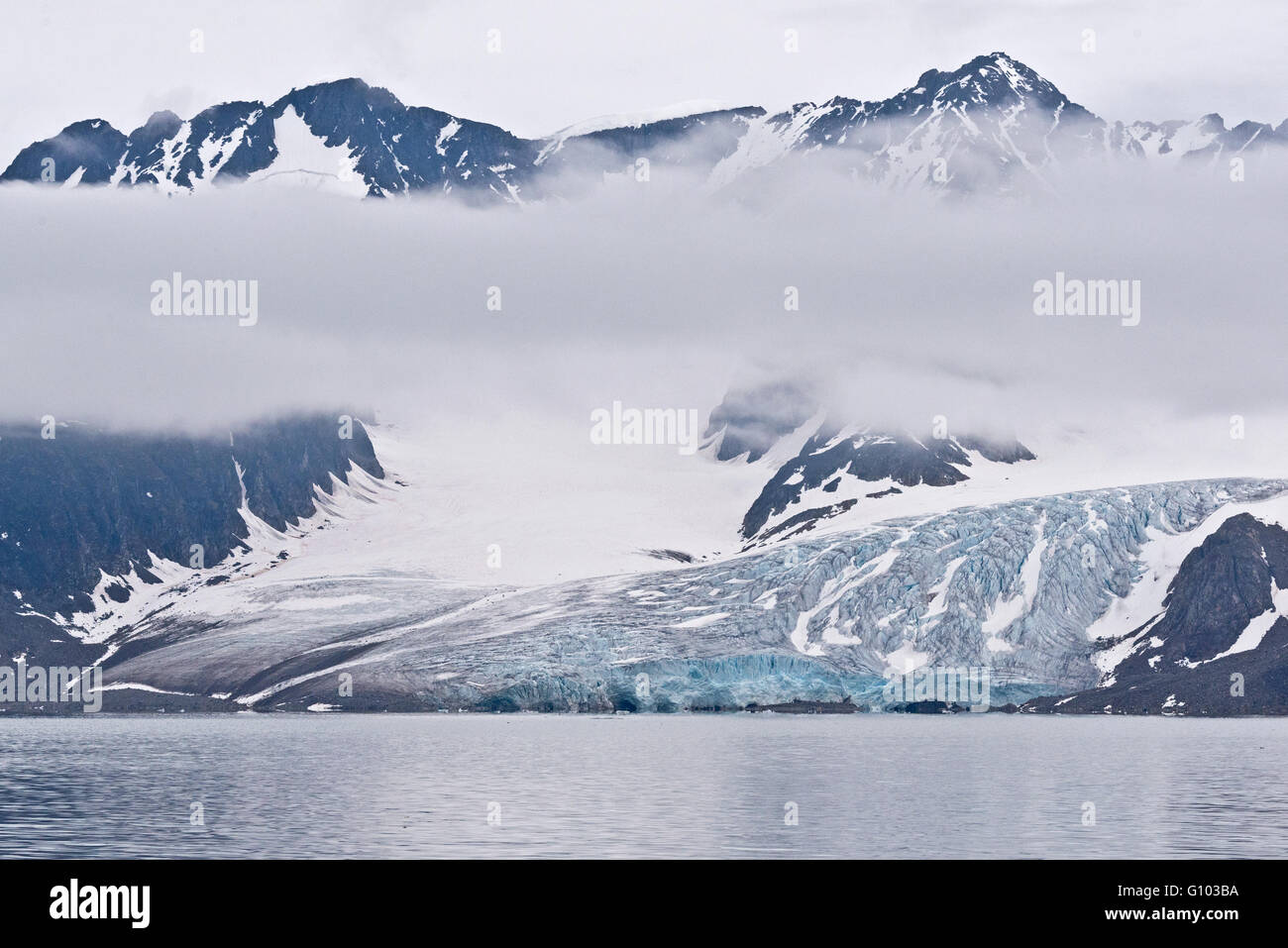Small icebergs drifting in front of Smithbreen Glacier in Raudfjorden ...