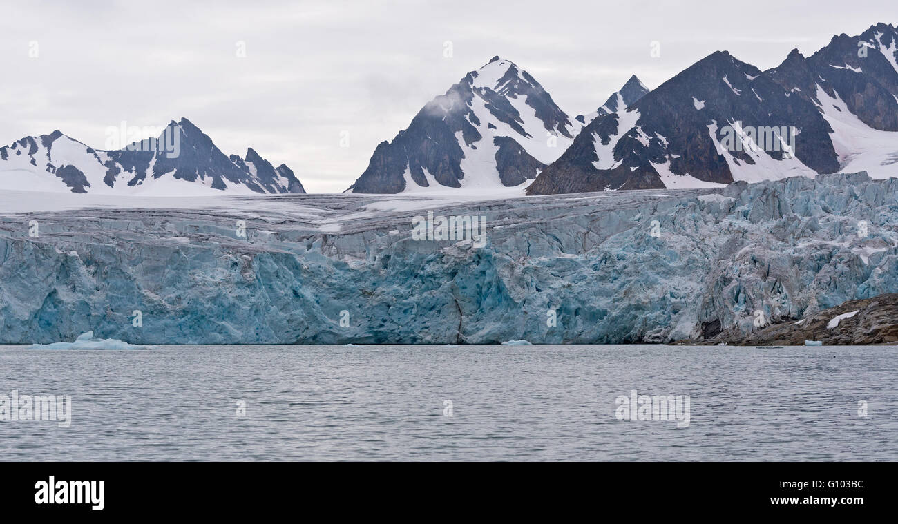 Small icebergs drifting in front of Smithbreen Glacier in Raudfjorden ...