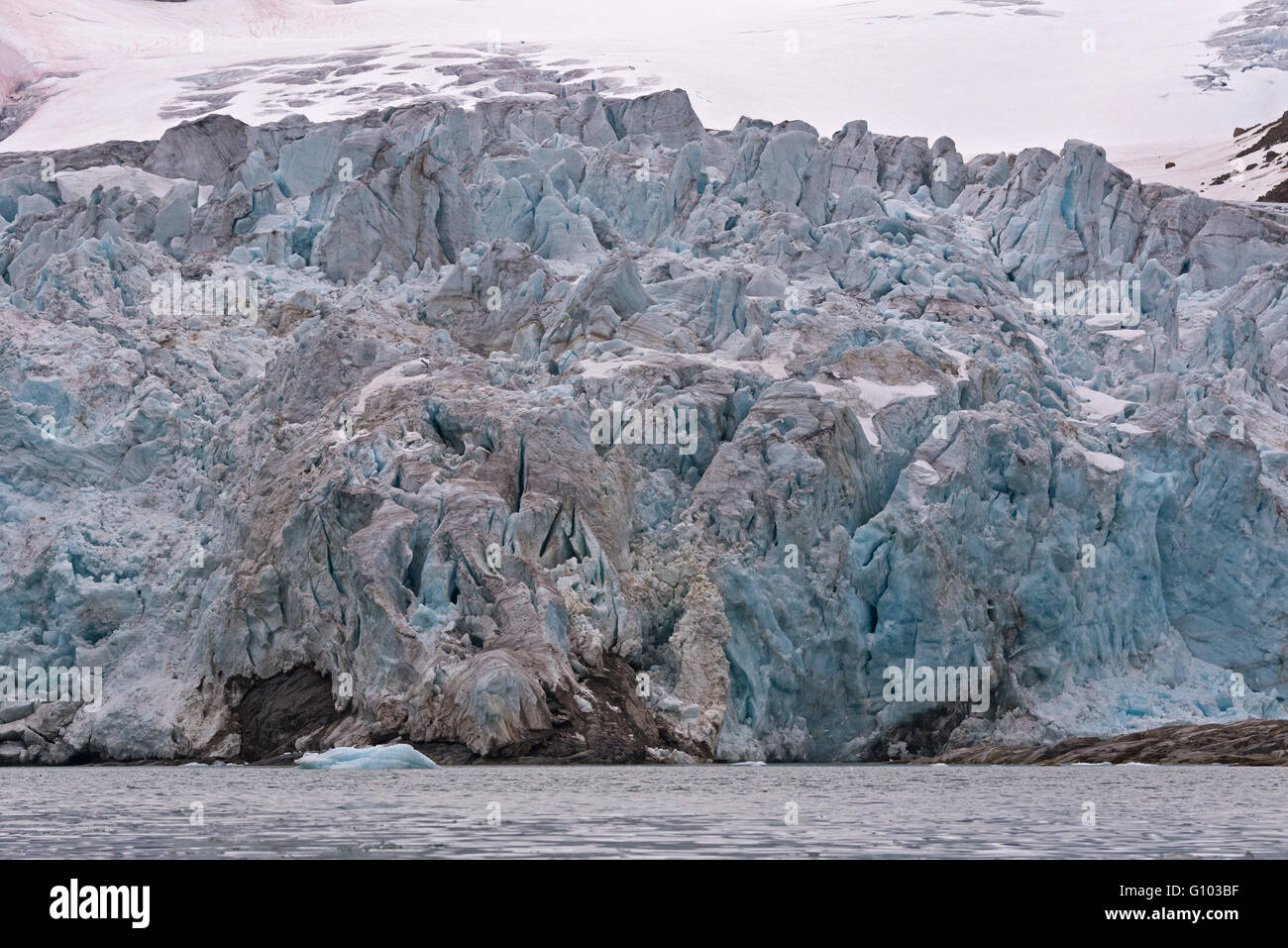 Small icebergs drifting in front of Smithbreen Glacier in Raudfjorden ...