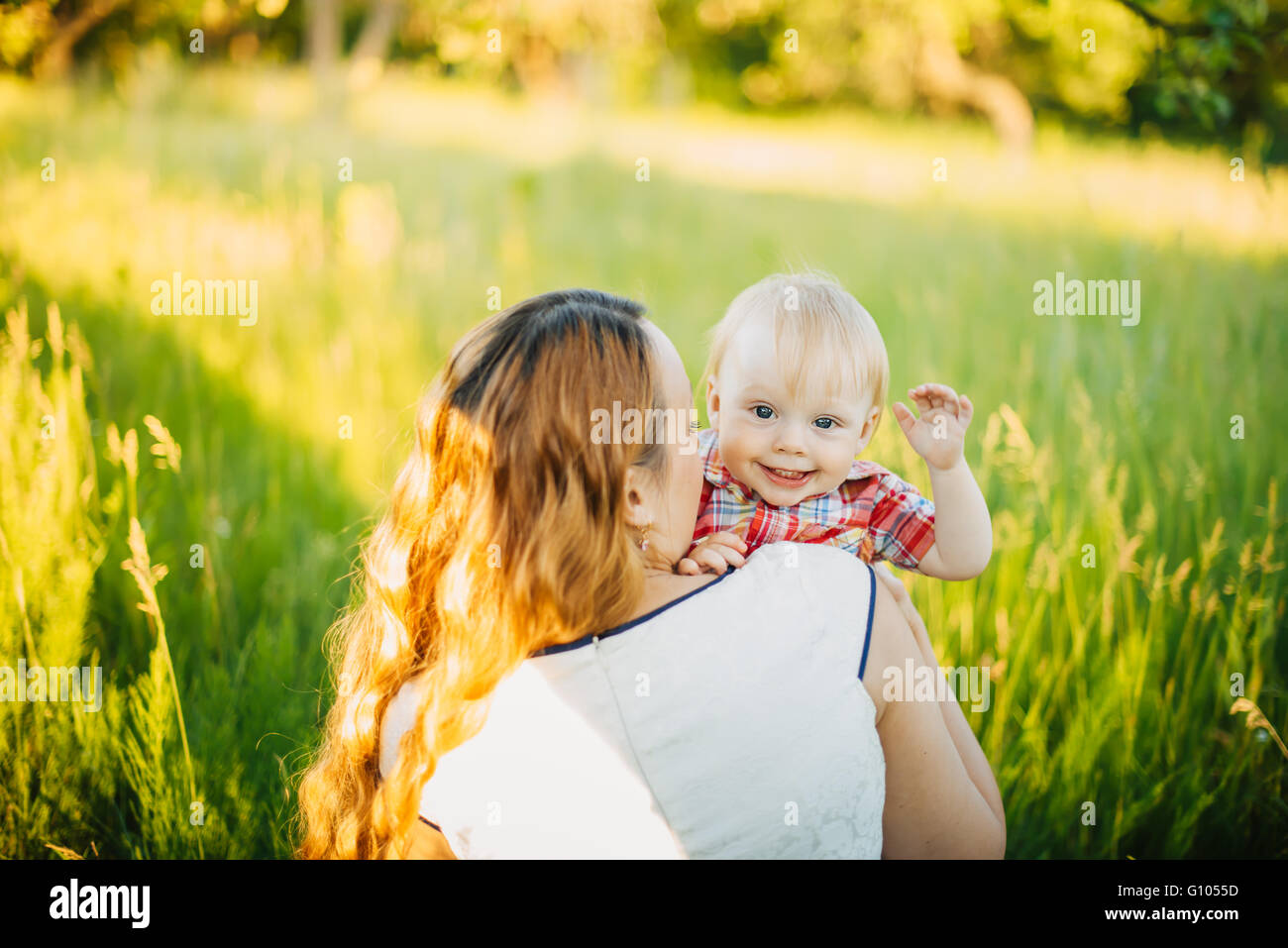 Waving goodbye mother child hi-res stock photography and images - Alamy
