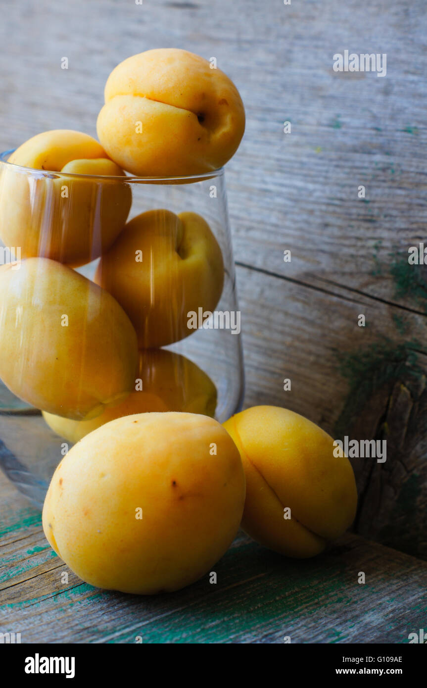 Ripe fresh apricot fruits hi-res stock photography and images - Alamy
