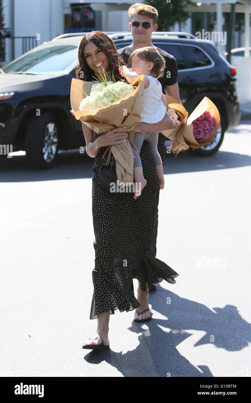 Terri Seymour and Clark Mallon visit Bristol Farms with their daughter ...