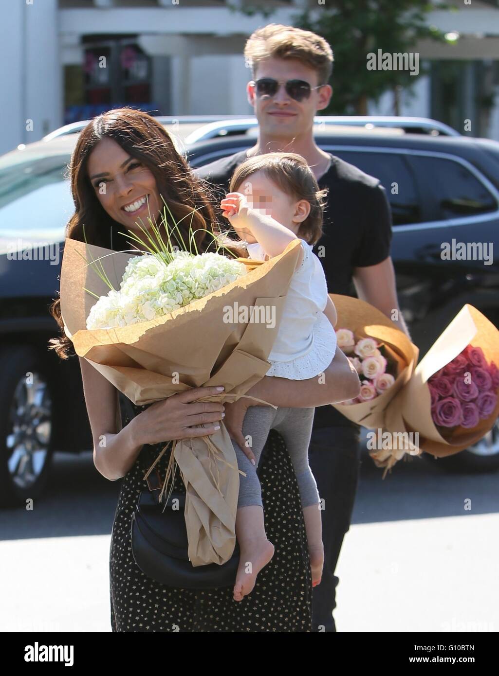 Terri Seymour and Clark Mallon visit Bristol Farms with their daughter ...