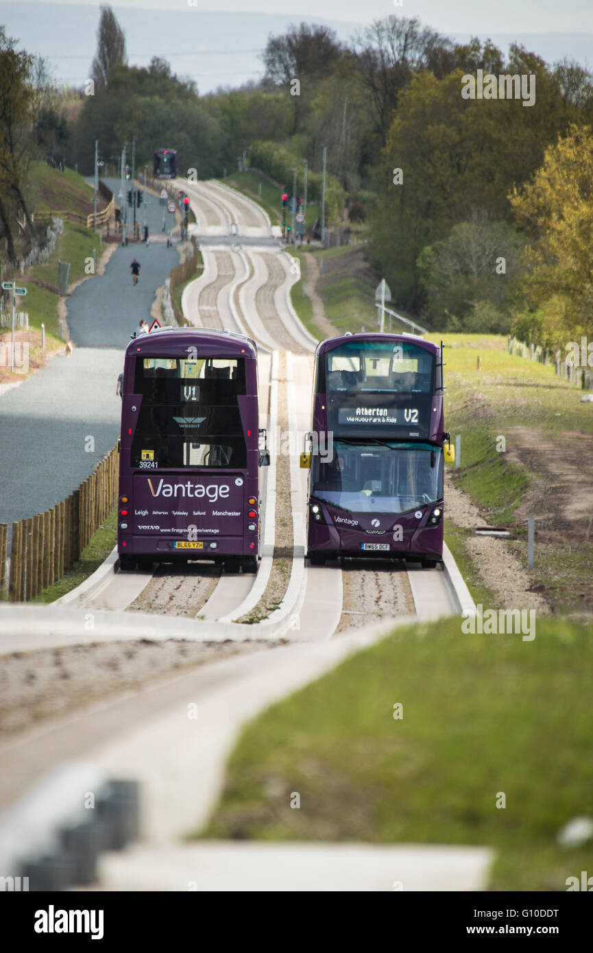 Yellow train crossing upper deck hi-res stock photography and images ...