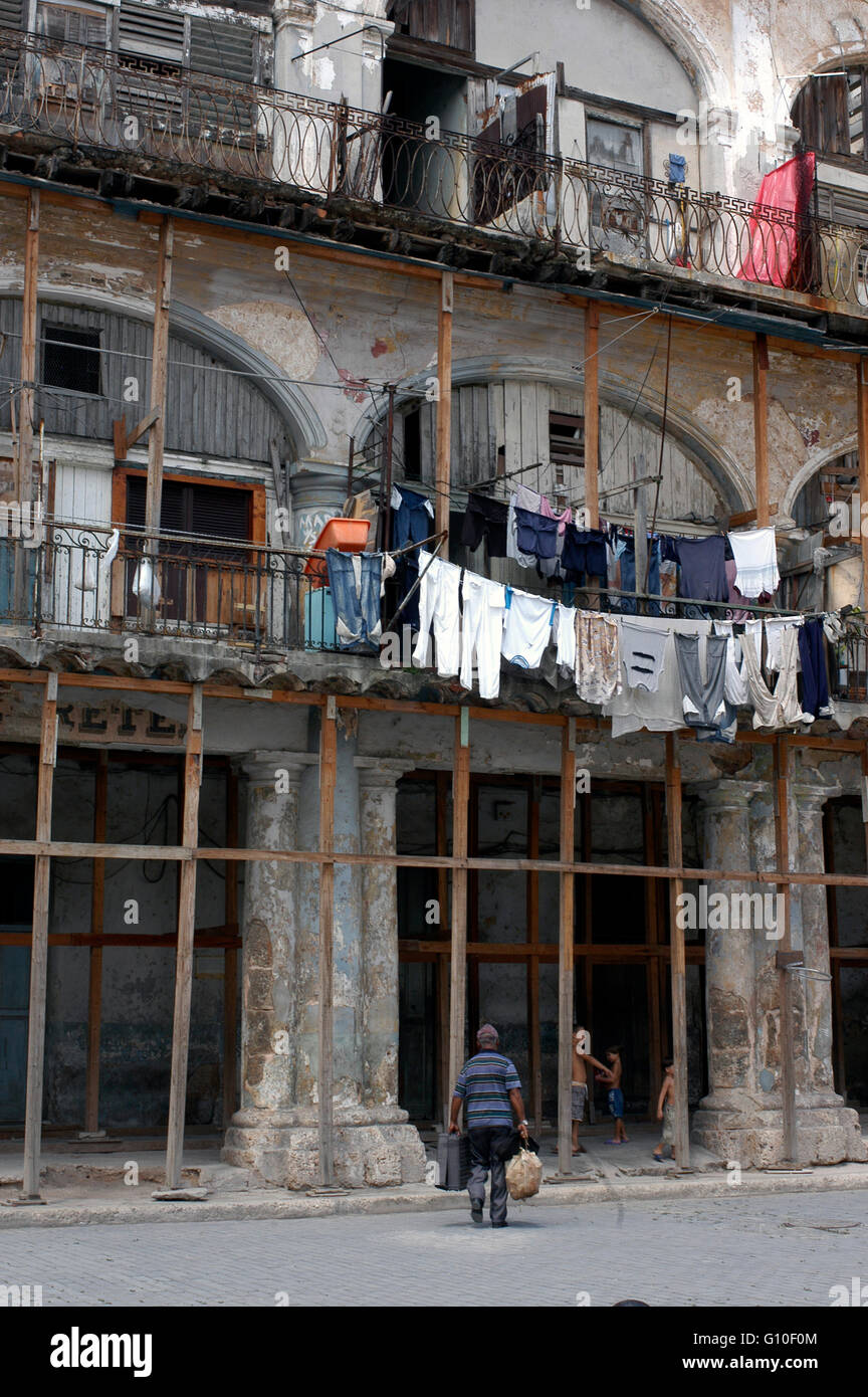 Building in poor condition in Havana Vieja, Cuba Stock Photo - Alamy