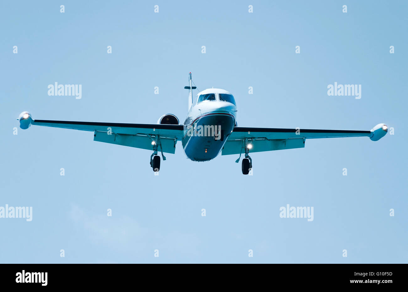 Jet airliner in flight ready for landing Stock Photo - Alamy