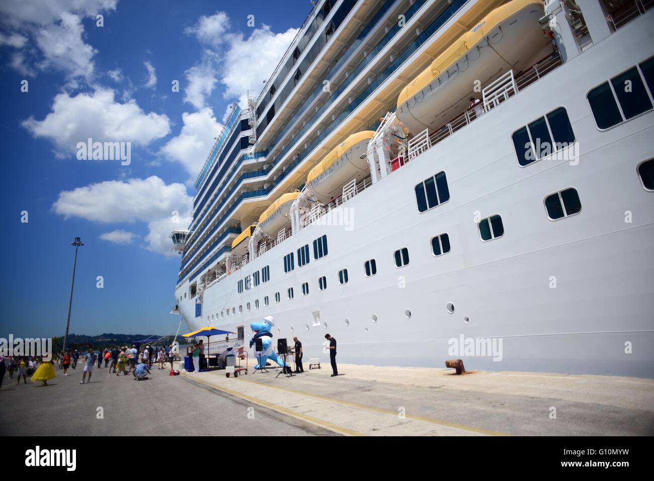 Cruise ship harbour corfu hi-res stock photography and images - Alamy