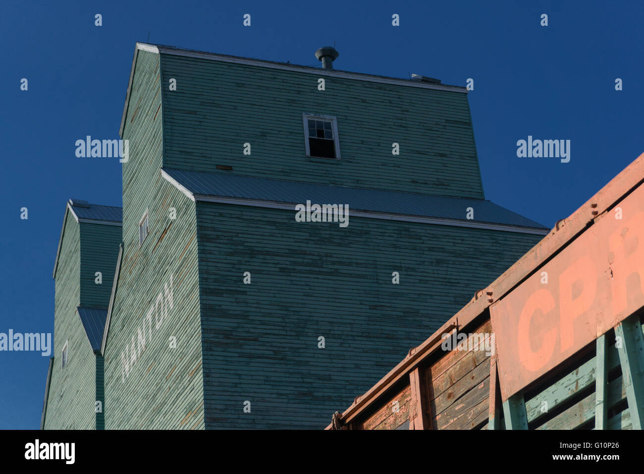 Nanton grain elevator Stock Photo - Alamy