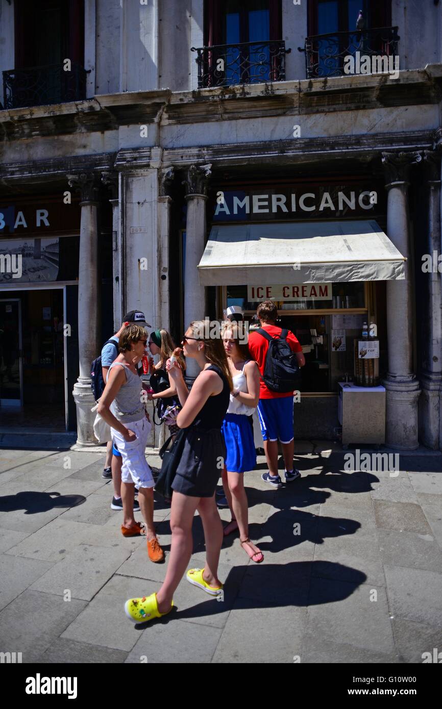 Queue for the bar hi-res stock photography and images - Alamy