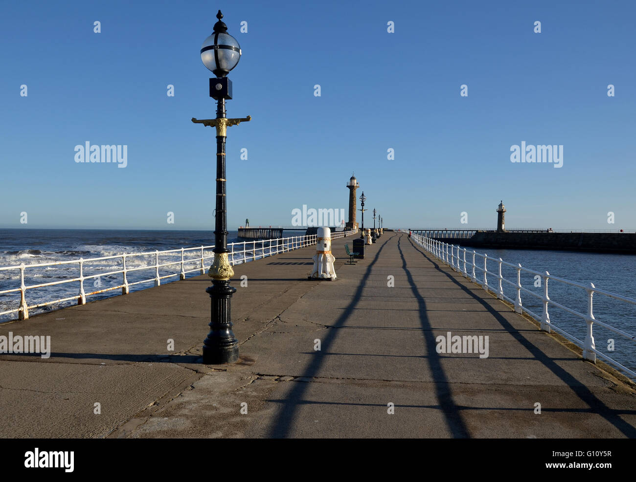 Whiby pier hi-res stock photography and images - Alamy