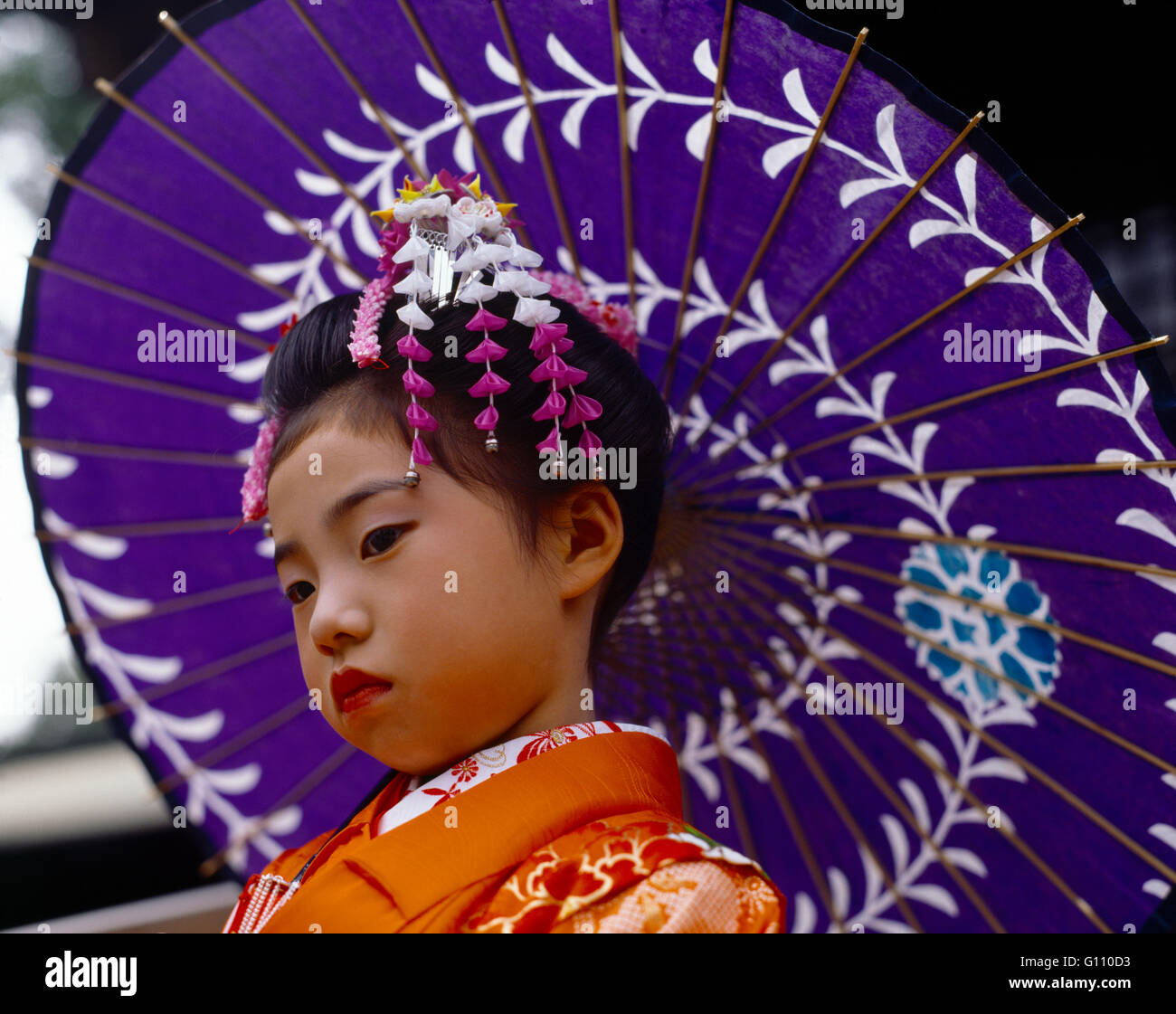 Japan Child Wearing Kimono Carrying Parasol Stock Photo - Alamy