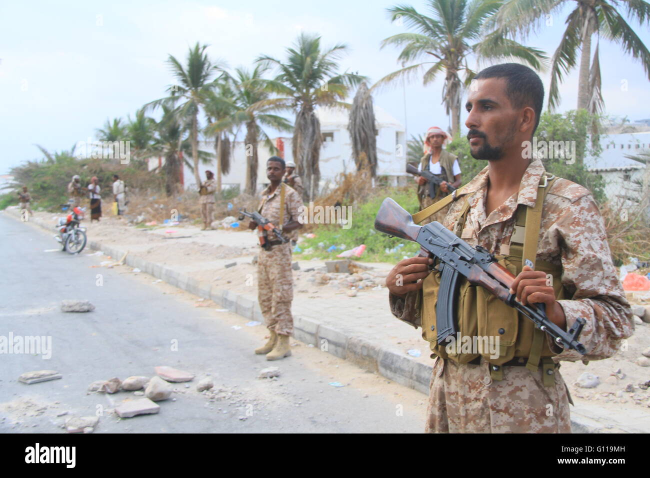 Mokala, Yemen. 02nd May, 2016. Hadrami elite forces tightly guard ...