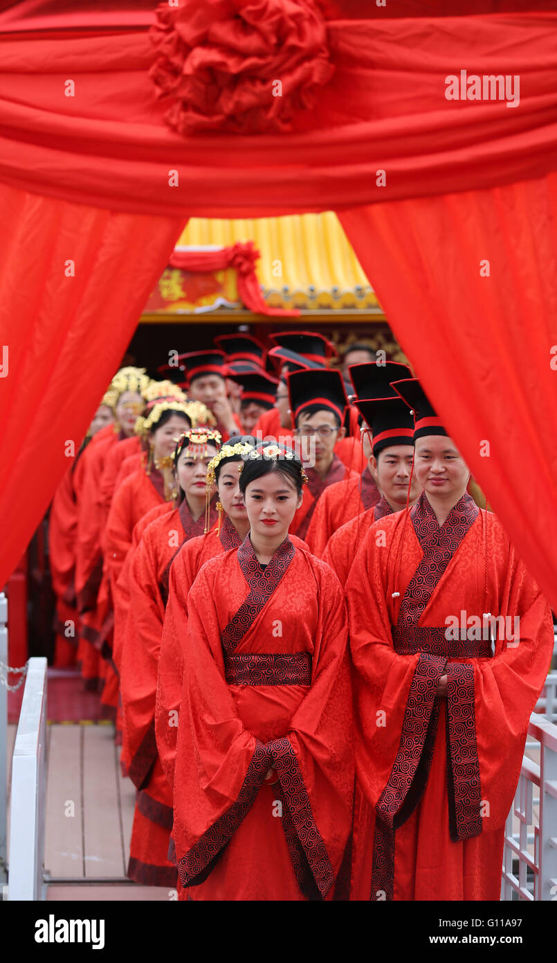Huai'an, China's Jiangsu Province. 7th May, 2016. Couples wearing Hanfu ...