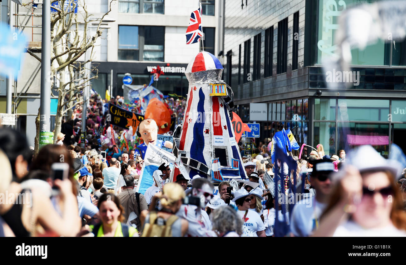 Brighton festival parades hi-res stock photography and images - Alamy
