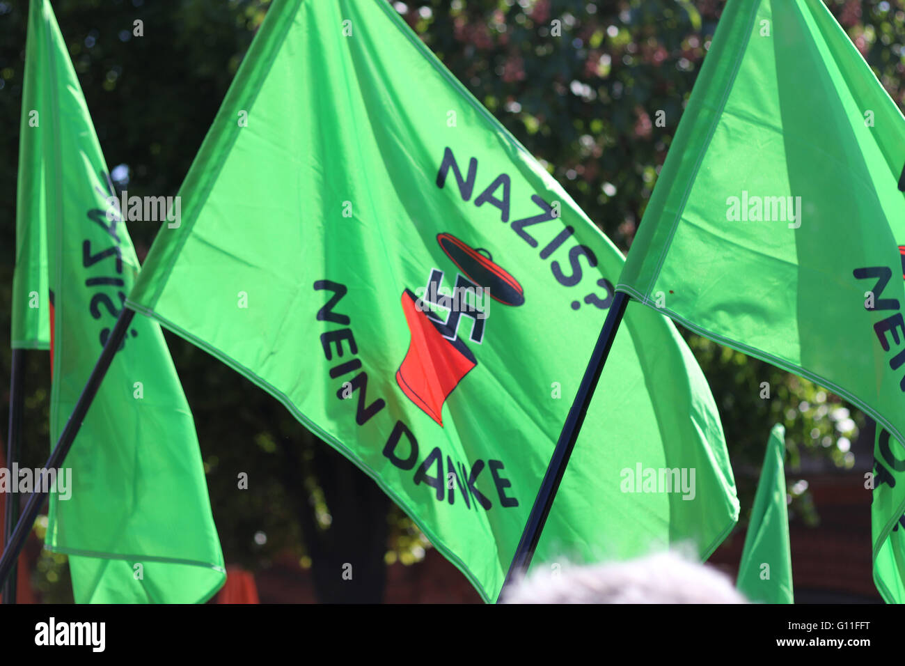 Thousands of anti-fascist campaigners held a counter protest against ...