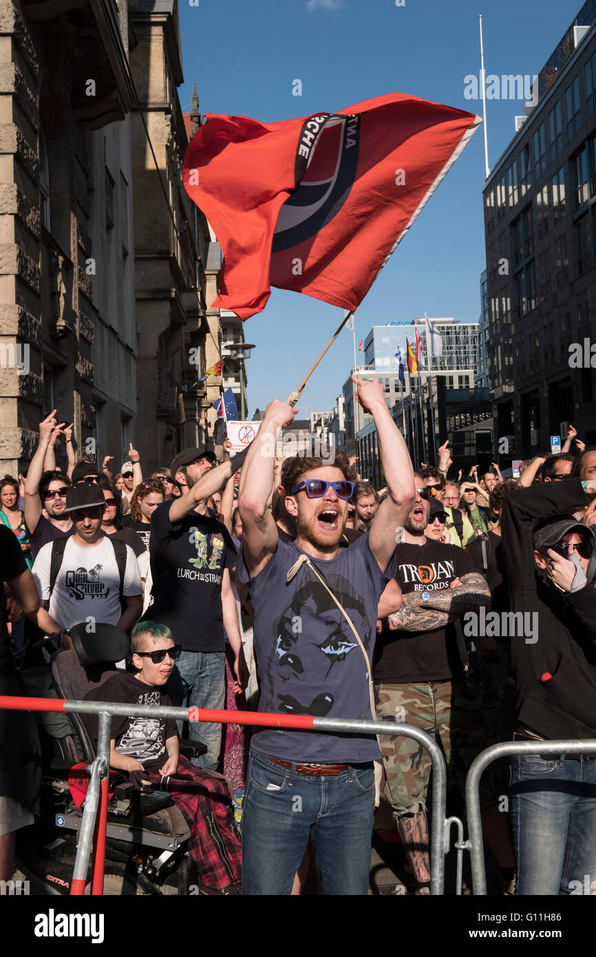 Berlin, Germany. 7th May 2016. Pro-refugee demonstrators stage counter ...