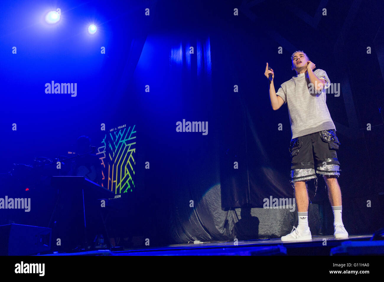 Rosemont, Illinois, USA. 6th May, 2016. Singer OLLY ALEXANDER (R) and ...