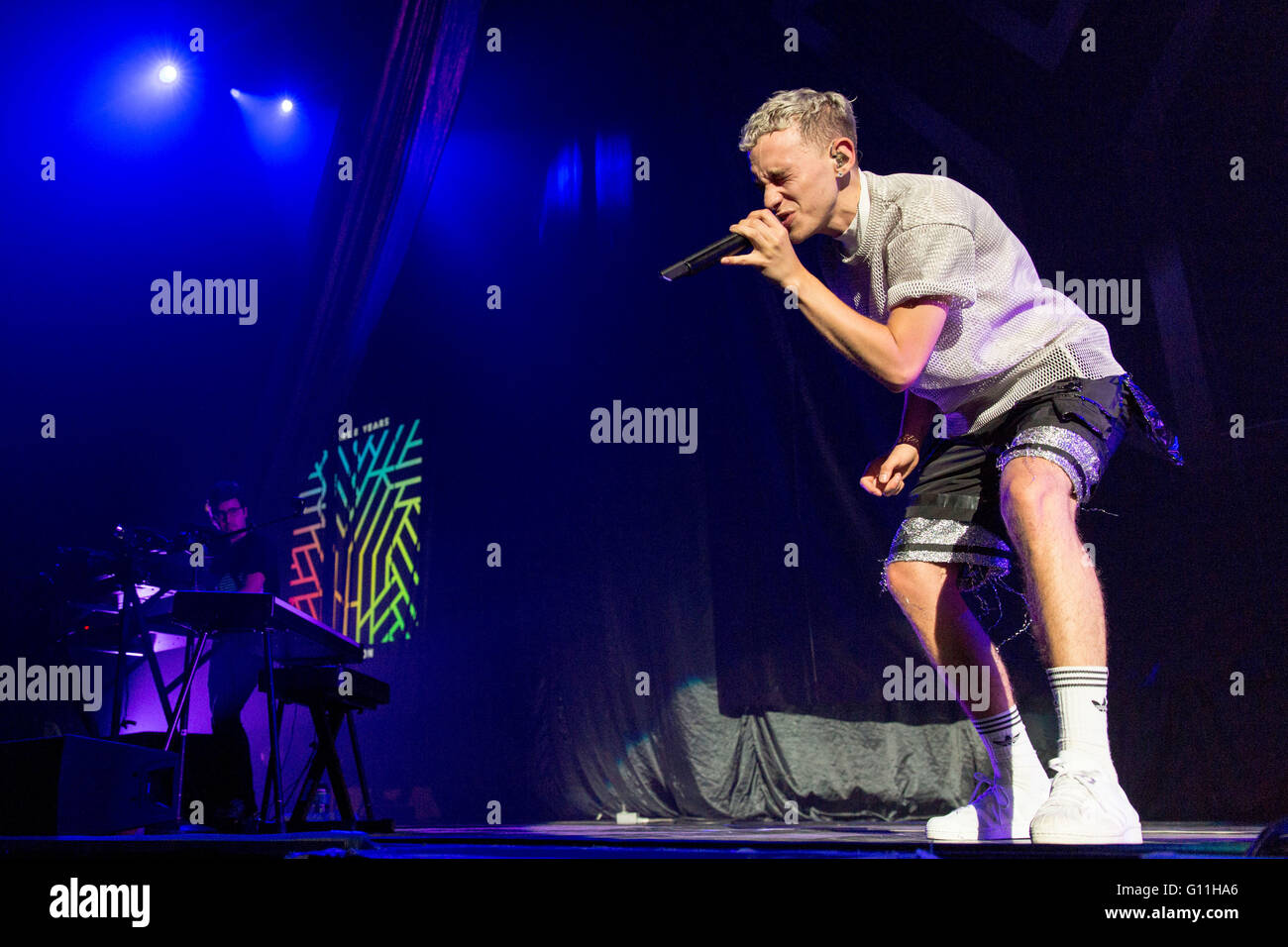Rosemont, Illinois, USA. 6th May, 2016. Singer OLLY ALEXANDER (R) and ...