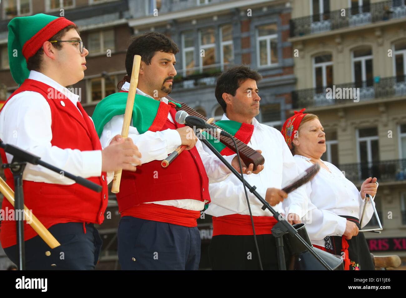 Musicians around the world hi-res stock photography and images - Alamy