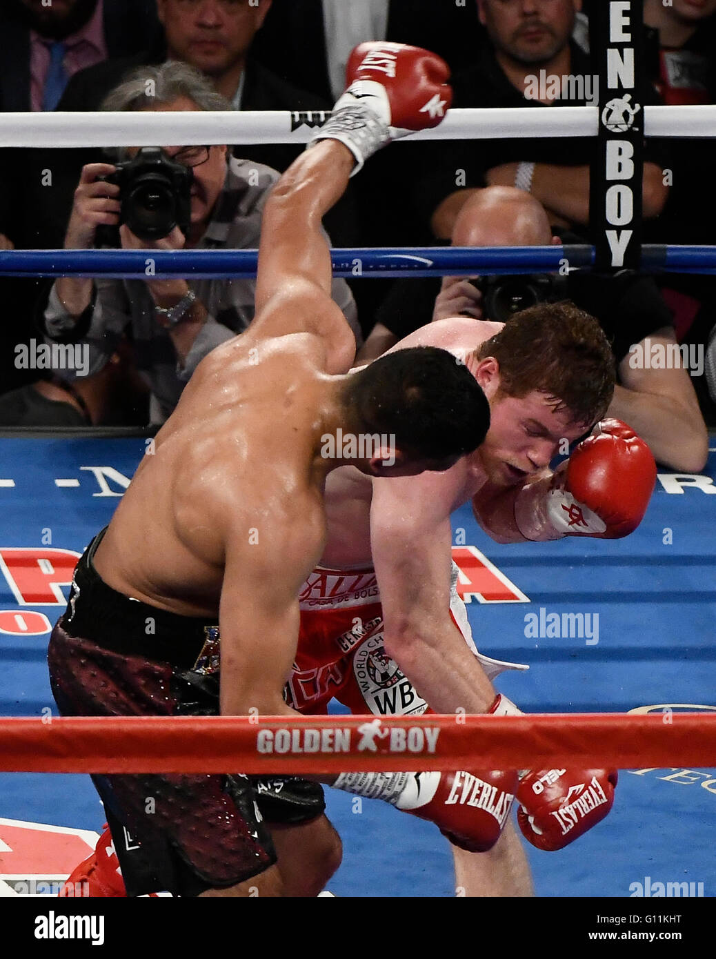 Las Vegas NV, USA. 7th May, 2016. (In Red trunks) Mexico's Canelo ...