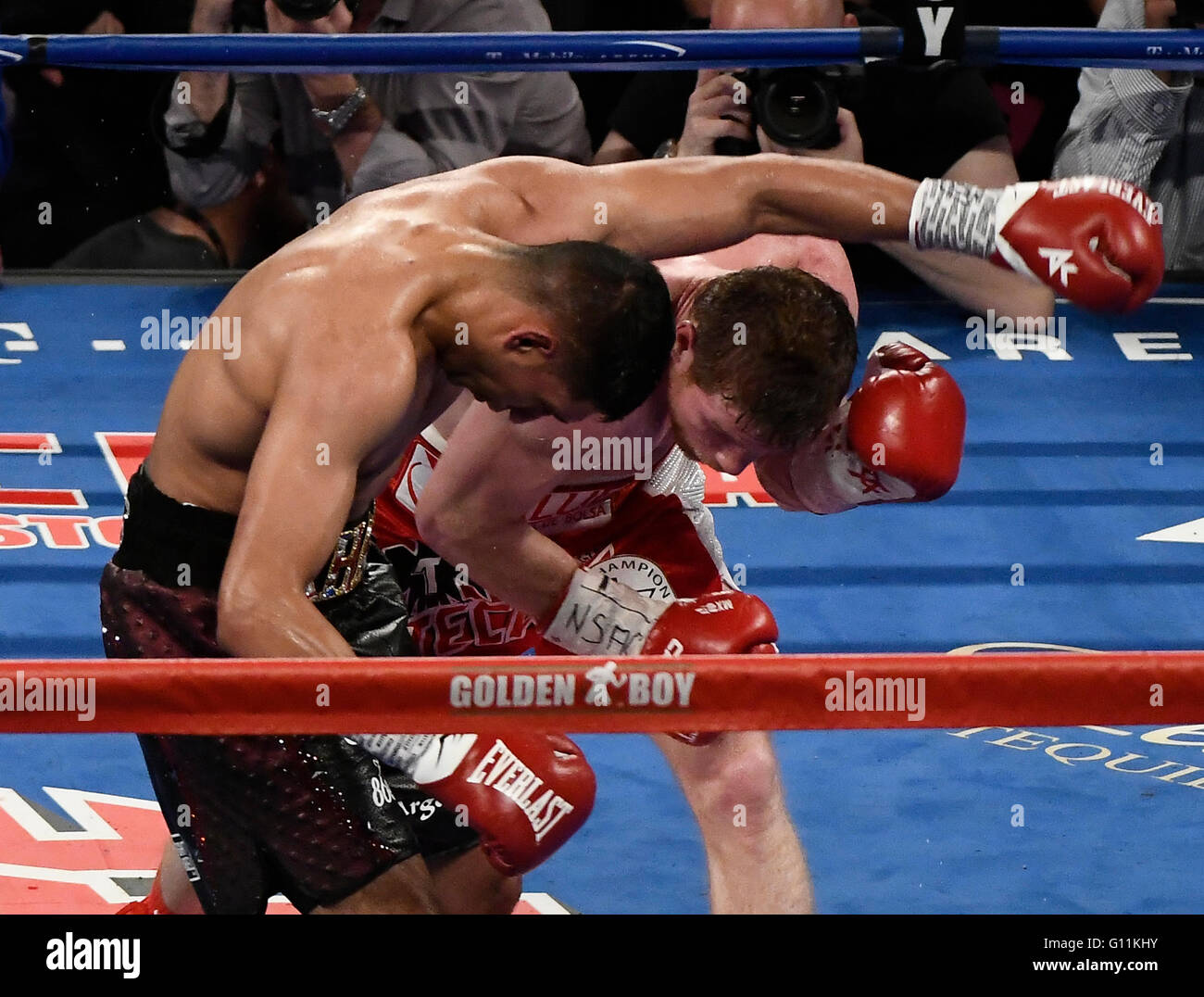 Las Vegas NV, USA. 7th May, 2016. (In Red trunks) Mexico's Canelo ...
