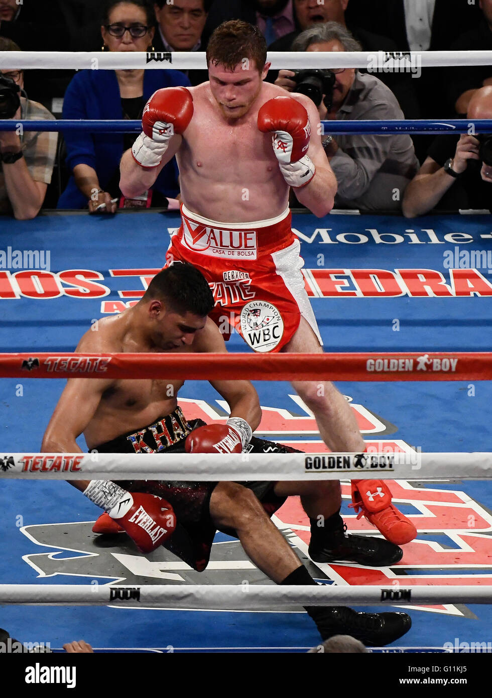 Las Vegas NV, USA. 7th May, 2016. (In Red trunks) Mexico's Canelo ...