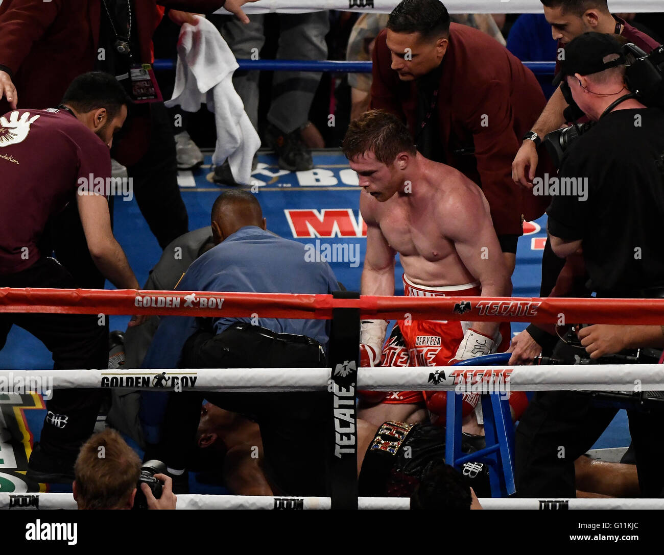 Las Vegas NV, USA. 7th May, 2016. (In Red trunks) Mexico's Canelo ...