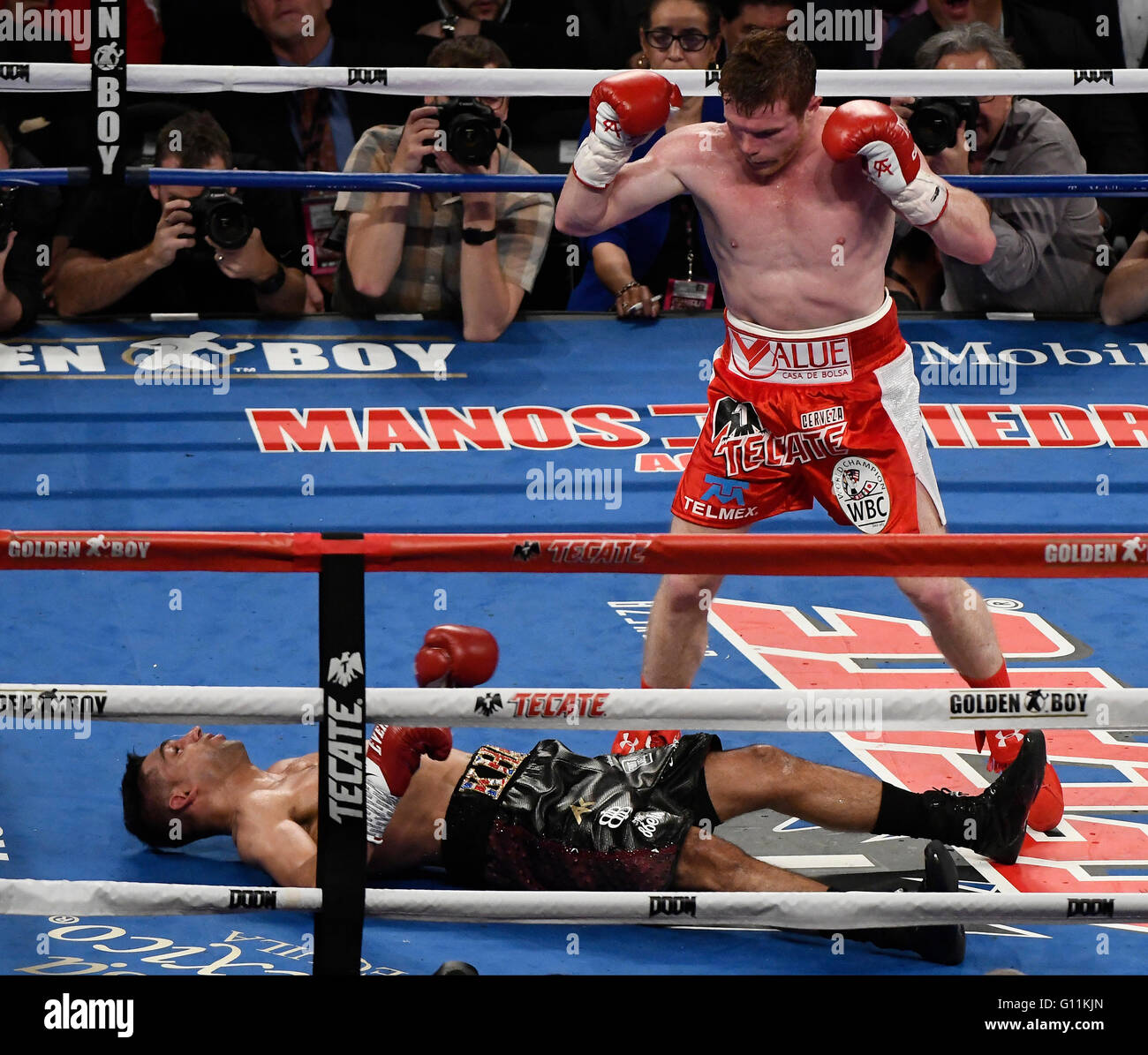 Las Vegas NV, USA. 7th May, 2016. (In Red trunks) Mexico's Canelo ...