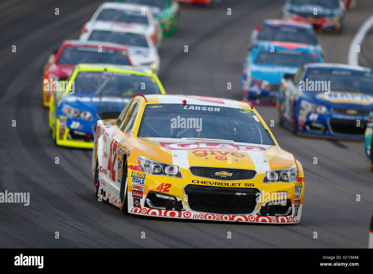 Kansas City, KS, USA. 7th May, 2016. Kyle Larson (42) battles for ...