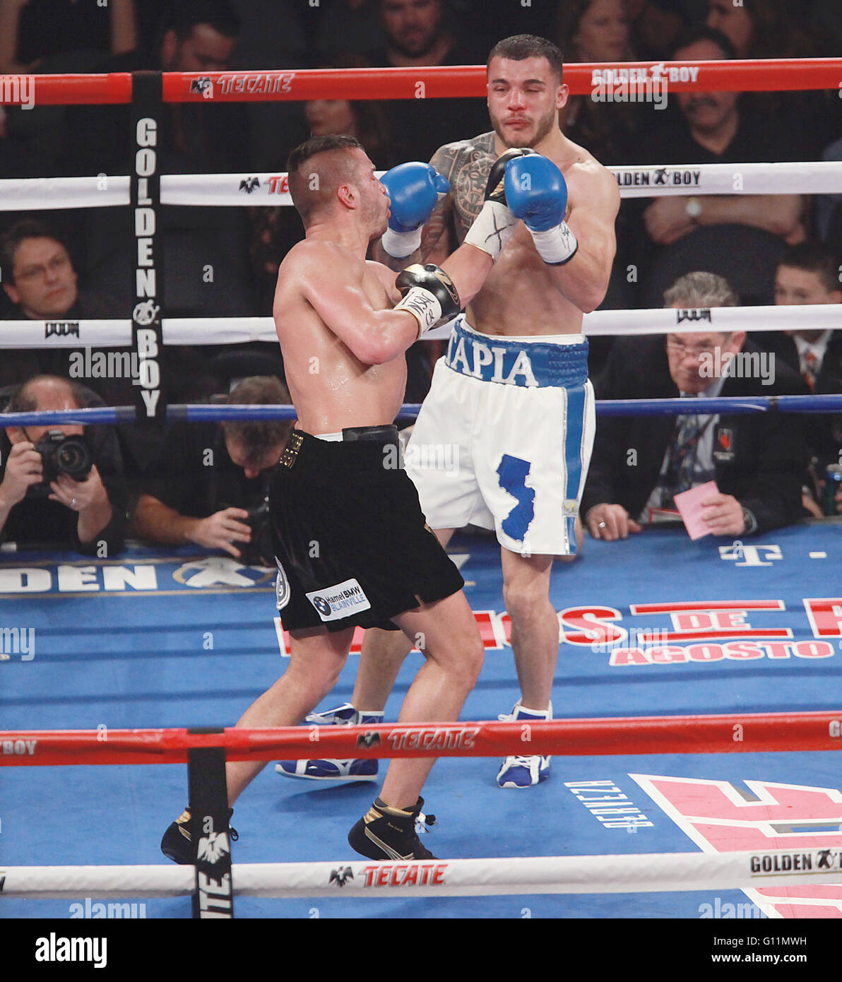 Las Vegas, Nevada, USA. 8th May, 2016. Middleweight boxers David ...
