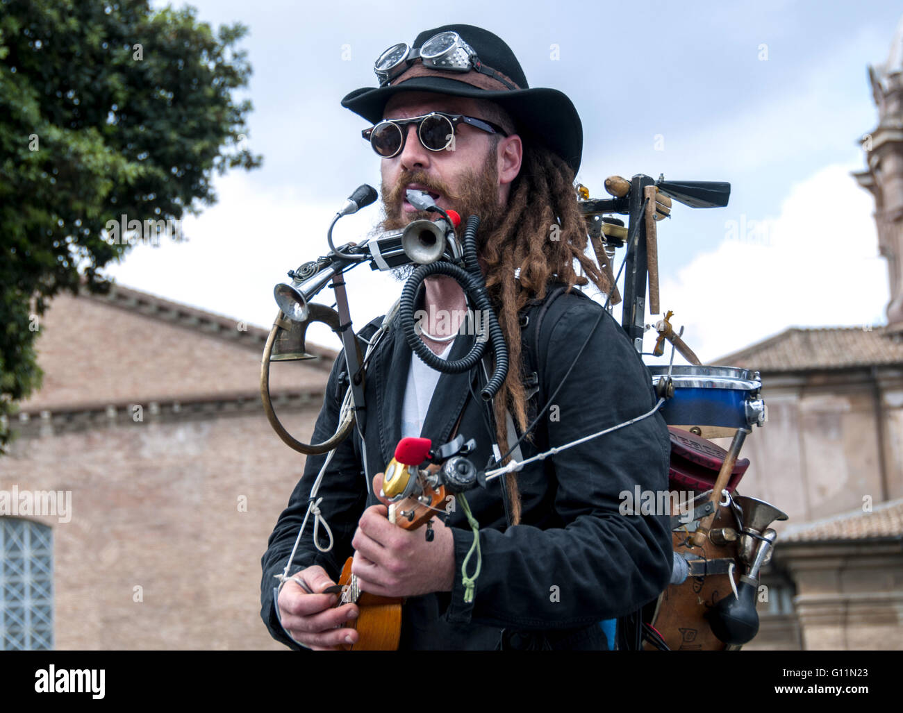 Rome, Italy. 07th May, 2016. Acrobats and jugglers, magicians, stilt ...
