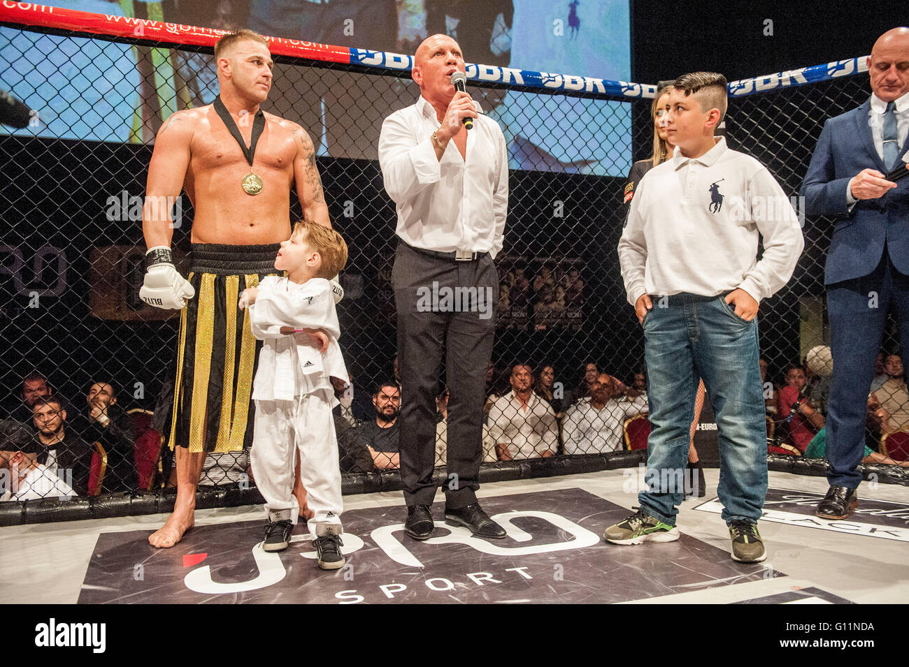 Tony giles cage hi-res stock photography and images - Alamy