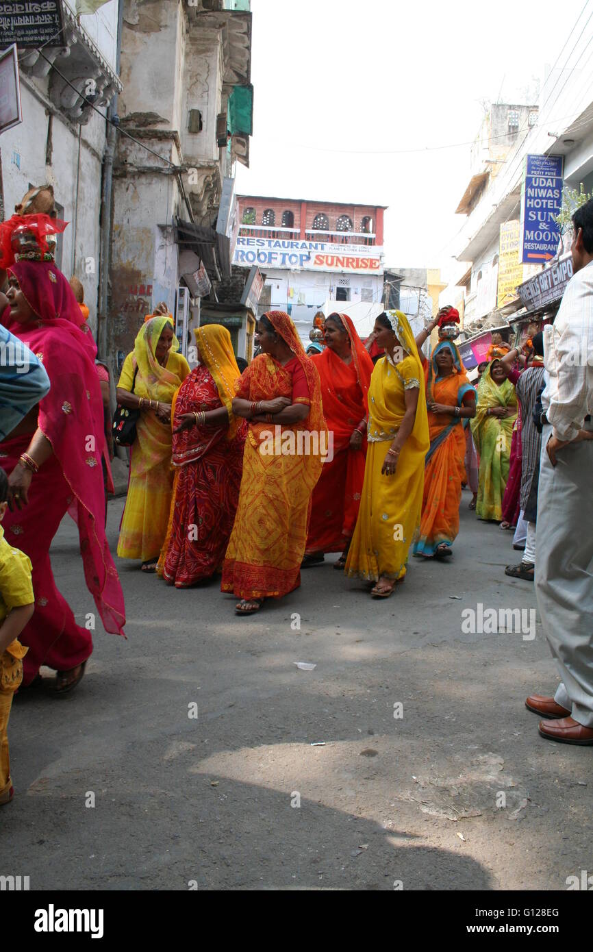 Indian women dressed in colourful traditional Indian clothing walking ...