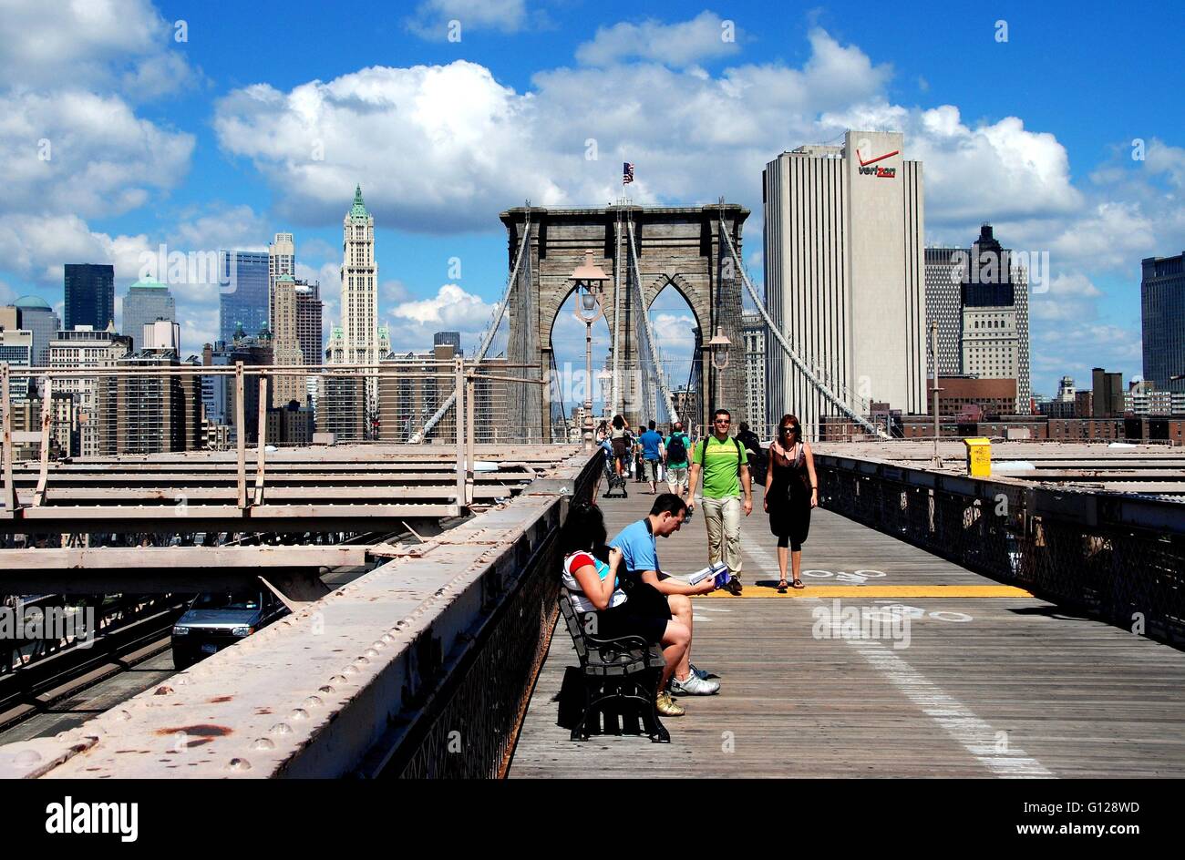 Brooklyn, New York: View along the pedestrian walkway to the west tower ...