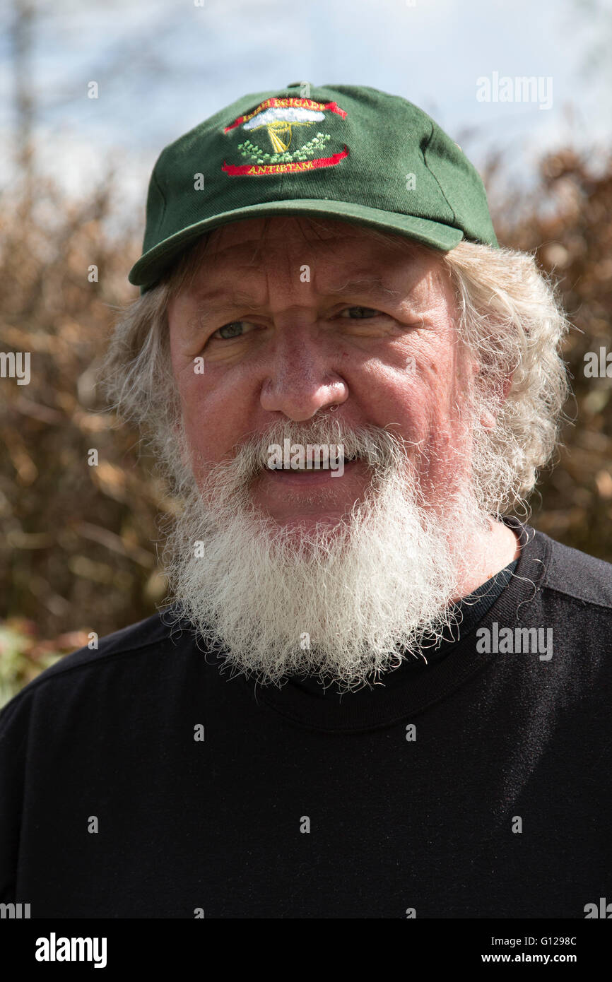 Older man with white hair and beard hi-res stock photography and images ...