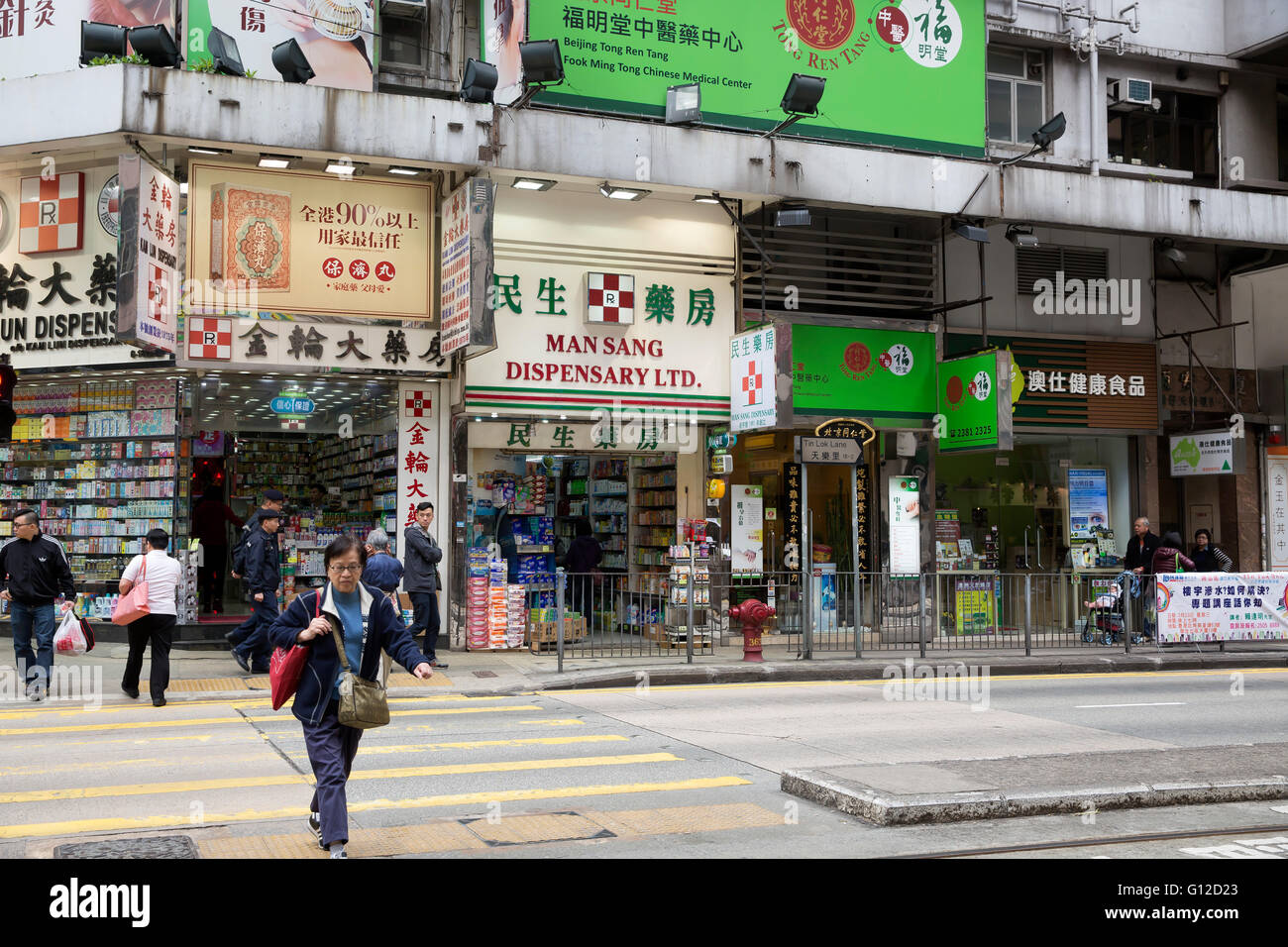 Lady crossing a street in Hong Kong Stock Photo - Alamy