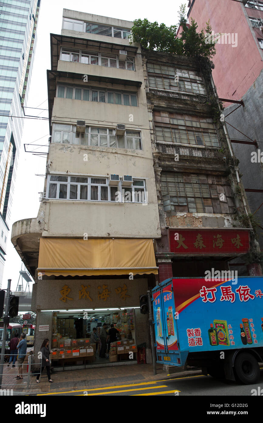 Flats above shop hi-res stock photography and images - Alamy