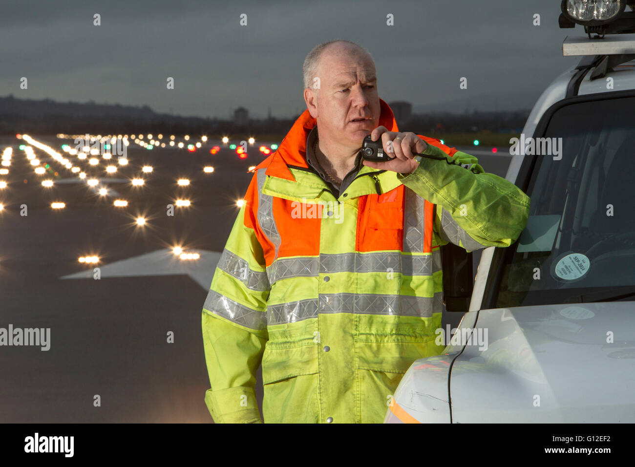 Airport ground crew signal hi-res stock photography and images - Alamy