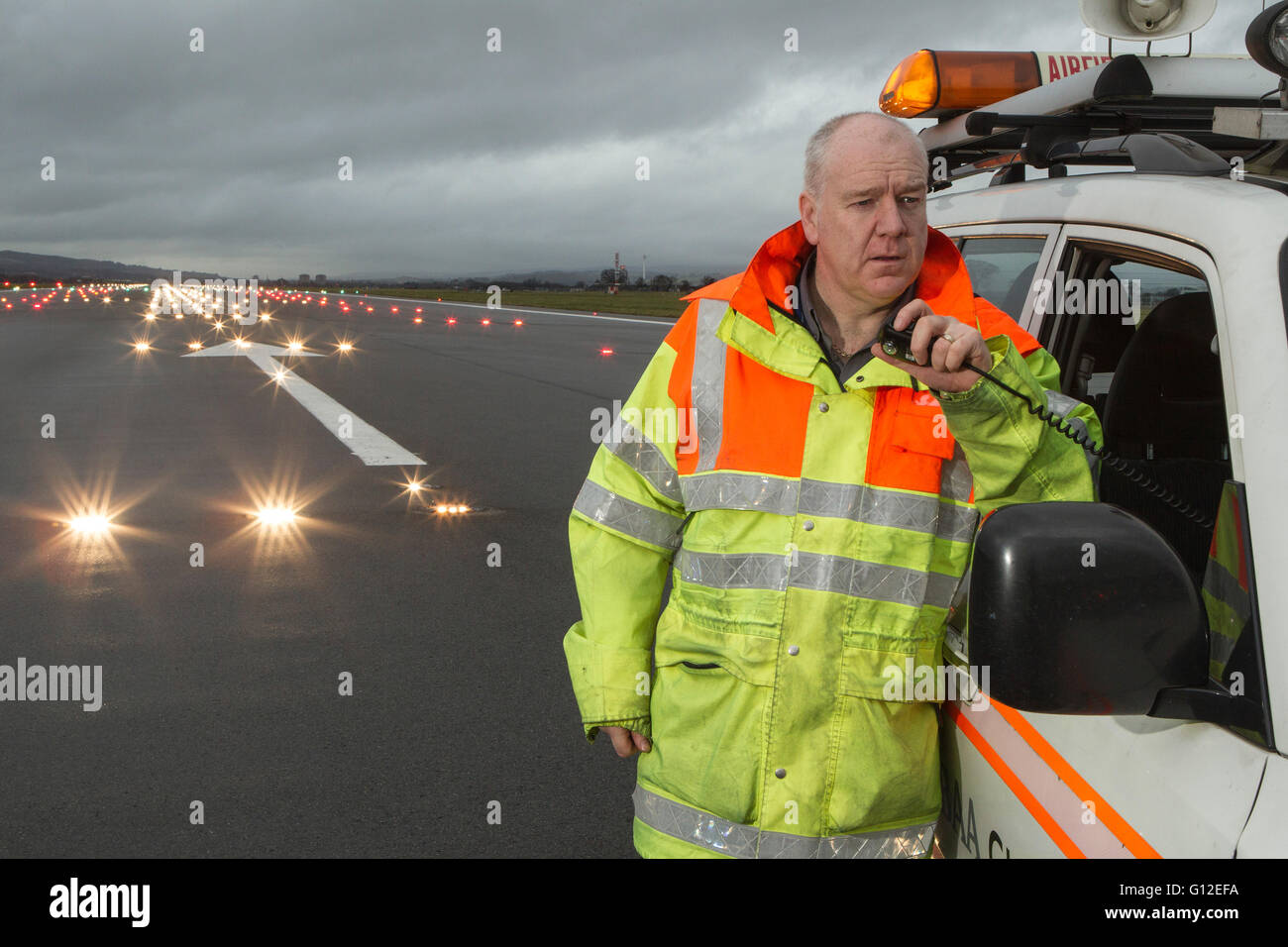 Airport ground crew signal hi-res stock photography and images - Alamy